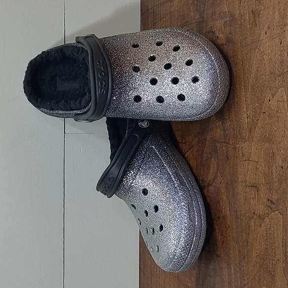 CROCS | Shoes | Euc Crocs Silver Glitterfaux Fur Lined Comfort Slip On ...